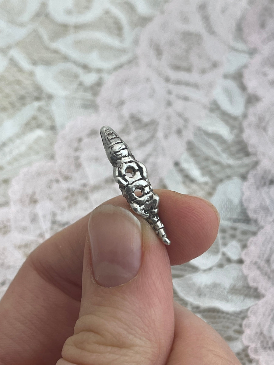 351--Pewter Gator Button – GreenGirlStudios